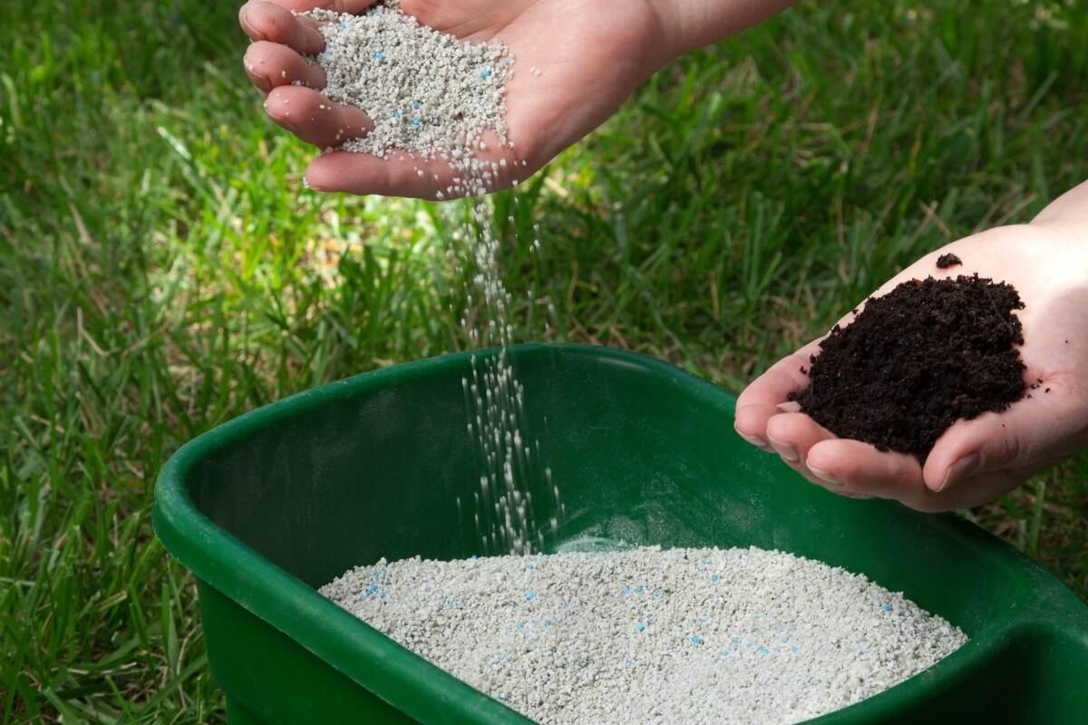 How to Choose Lawn Fertilizer | Wikilawn